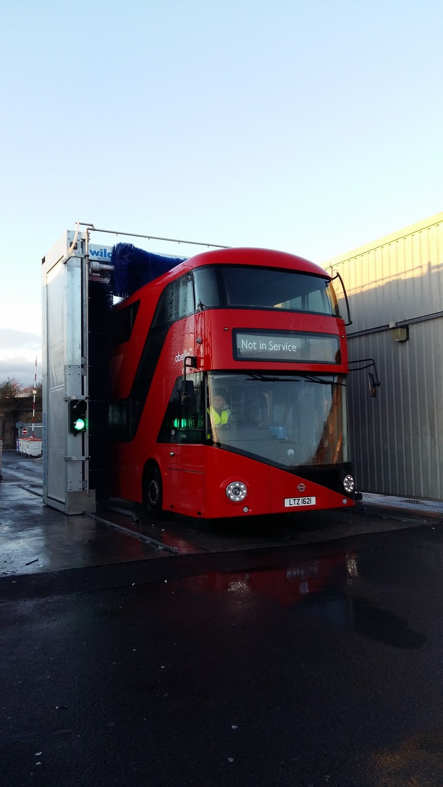 Achieving a quick bus wash with a small bay